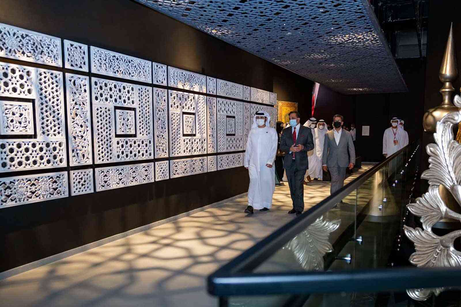 مكتوم بن محمد يطلع على ابتكارات الهند وباكستان وسنغافورة في إكسبو 2020