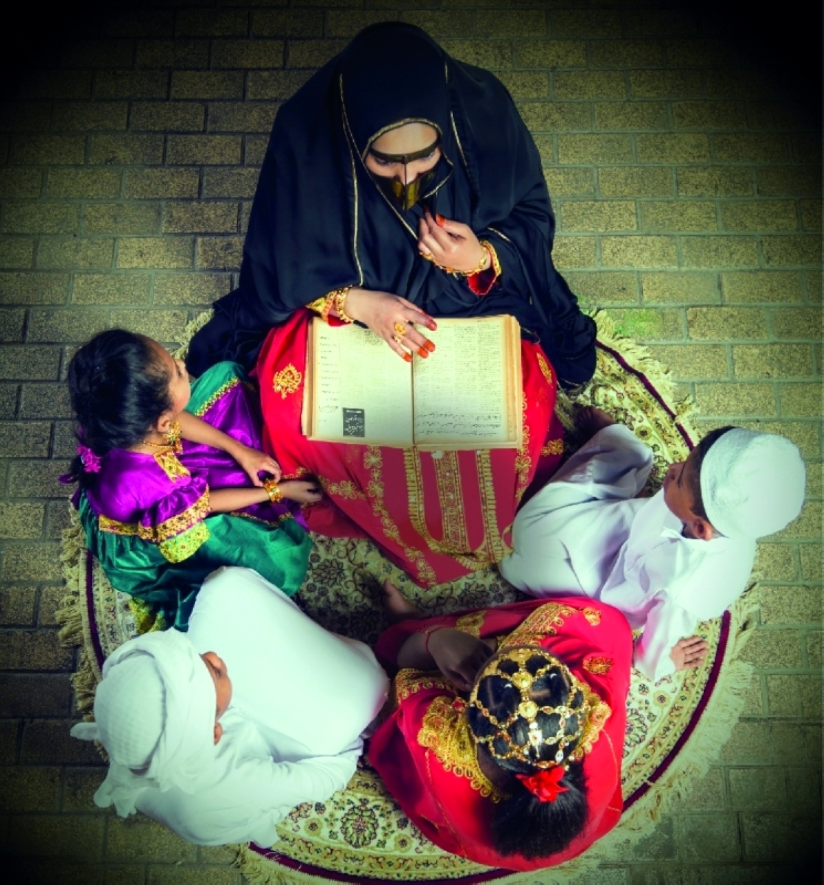 المرأة الإماراتية في الحكايات الشعبية.. سير إبداع ومكانة رفيعة