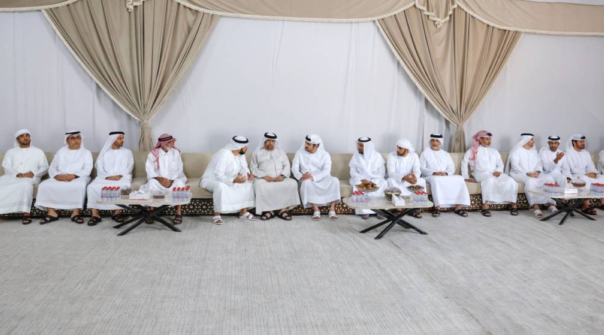 مكتوم بن محمد يقدم واجب العزاء في وفاة مطر خلفان بالروضة المزروعي
