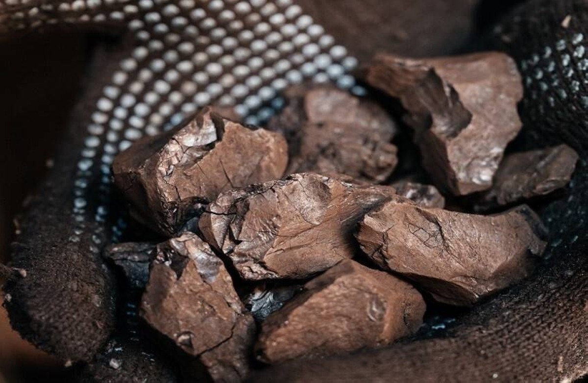 مزيج نشارة الخشب وزيت المحرك لفحم أكفأ